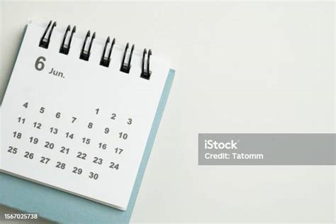 흰색 테이블 배경에 달력의 클로즈업 비즈니스 회의 또는 여행 계획 개념 에 대한 계획 달력에 대한 스톡 사진 및 기타 이미지 달력 탁자 계획 Istock