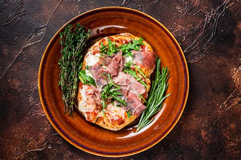 프로슈토 파르마 햄 아루굴라 샐러드 파마산 치즈를 곁들인 피자 나무 배경 위쪽 보기 아루굴라에 대한 스톡 사진 및 기타 이미지 아루굴라 피자 햄 Istock