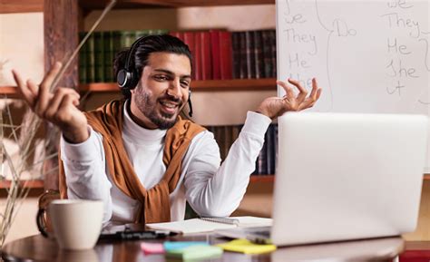 교사가 노트북 실내에서 비디오 통화를 통해 가상 수업을 가지고 개념에 대한 스톡 사진 및 기타 이미지 개념 개인 지도 교사 거리가 먼 Istock