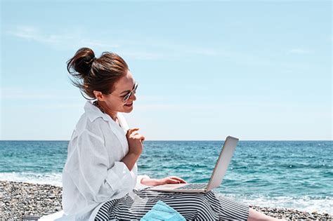 해변에서 온라인 통화를 위해 노트북을 사용하는 예쁜 여자 야외에서 일하는 사업가 기술 및 여행 프리랜서 개념 현대 사무실 먼 일 30 34세에 대한 스톡 사진 및 기타