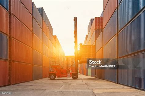 창고 내부에 컨테이너가있는화물 운송 수출입 사업 및 물류의 컨테이너 0명에 대한 스톡 사진 및 기타 이미지 0명 3차원 형태 경제 Istock