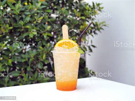 상쾌한 오렌지와 아이스 캔디를 사용한 시원한 새 콤 달콤한 오렌지 이탈리아 소 다의 상큼한 플라스틱 유리 0명에 대한 스톡 사진 및 기타 이미지 Istock