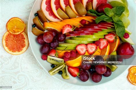 과일의 접시 모듬 키위 자몽 오렌지 사과 포도 딸기 흰색 접시에 건강한 음식 0명에 대한 스톡 사진 및 기타 이미지 0명 감귤류 과일 건강한 식생활 Istock