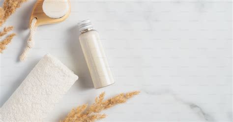 아유르베다 우탄 얼굴과 바디 마스크 수건 대리석 배경에 클렌징 브러시가 있는 스파 화장품 세트 스킨 케어 개념입니다 사진 Unsplash의 지속 가능한 라이프