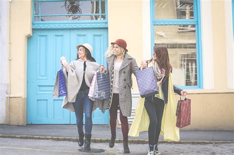 친구 도시에 쇼핑 하는 동안 재미입니다 여자는 거리에서 실행입니다 3 명에 대한 스톡 사진 및 기타 이미지 3 명 가방 거리 Istock