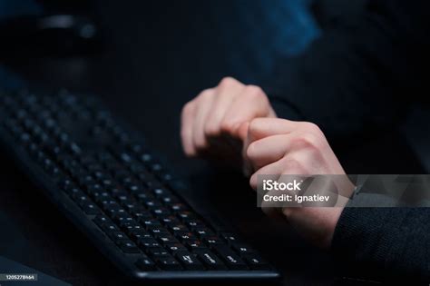 노트북에 코딩 해커의 손을 클로즈업 키보드에 프로그램 코드를 입력 개성 개념에 대한 스톡 사진 및 기타 이미지 개성 개념 기업 재무와 산업 노트북 Istock