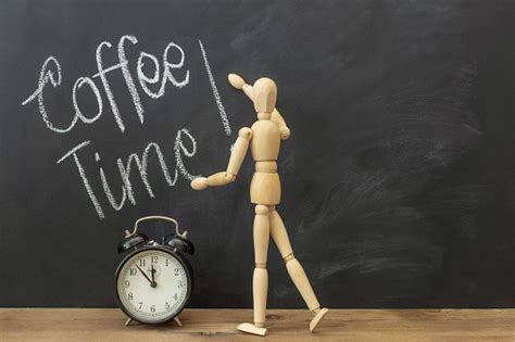 알람 시계와 나무 그림은 칠판에 텍스트 커피 시간을 씁니다 0명에 대한 스톡 사진 및 기타 이미지 0명 개념 검은색 Istock