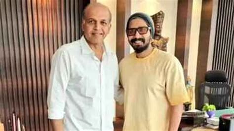 Vishnu Vishal Gives A Courtesy Call To Director Ashutosh Gowariker