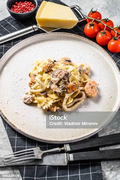 문어 새우 오징어 가리비 홍합을 곁들인 파스타 파팔레 건강한 해산물 회색 배경입니다 맨 위 보기 건강한 식생활에 대한 스톡 사진 및 기타 이미지 Istock