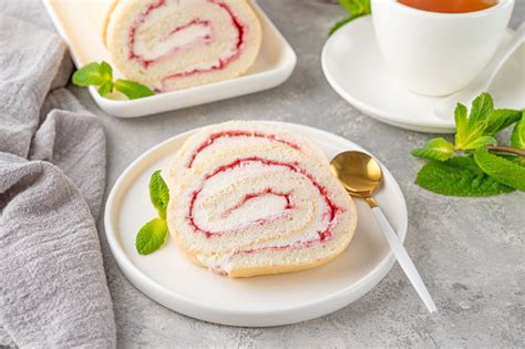 딸기 잼과 회색 배경에 흰색 접시에 크림을 곁들인 스폰지 케이크 롤 공간을 복사합니다 0명에 대한 스톡 사진 및 기타 이미지 0명 가루로 빻은 거품 내기 Istock