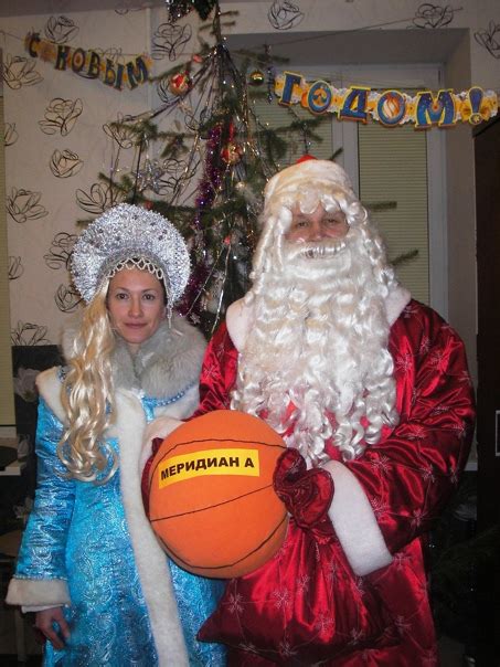 ПОЗДРАВЛЯЕМ С НОВЫМ ГОДОМ Желаем семейного счастья любви взлета в карьере и немного