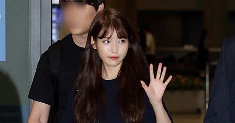 [포토엔]아이유 눈부신 인형각선미 드러내고~