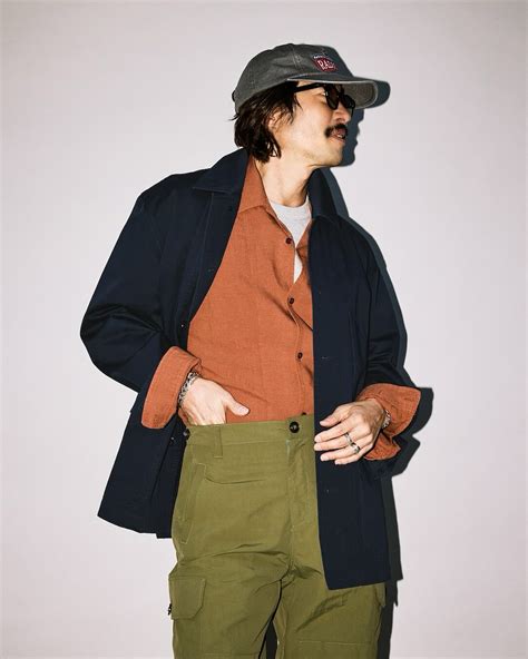 Gq Korea 광고 빈티지 스타일을 현대적으로 재해석하는 캐주얼 브랜드 ‘유니폼브릿지의 2025 봄 시즌 캠페인이