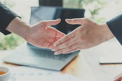 비즈니스 젊은 여자 파트너가 될 동의 파트너 고객과 투자자 합작 내보내기 항목을 표시 하는 판매 관리자 비서 일을 성공적으로 연락 금융에 대한 스톡 사진 및 기타 이미지