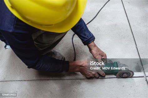 건설 작업자는 각도 분쇄기를 사용하여 콘크리트 바닥을 득점합니다 표면에 타일 패턴을 만듭니다 Diy에 대한 스톡 사진 및 기타 이미지 Istock