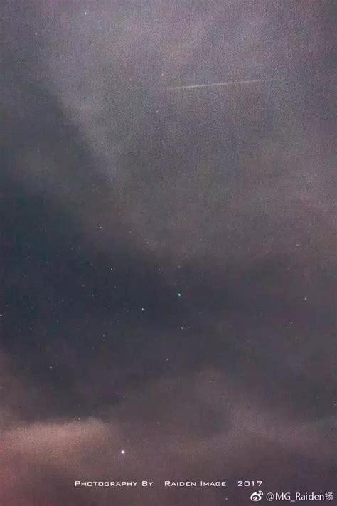 英仙座流星雨大爆发，据说昨晚没去峨眉金顶的都后悔了！ 每日头条
