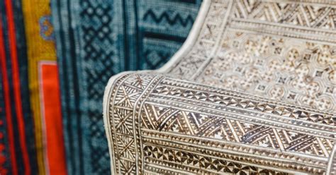 ລາຍການກະຈາຍສຽງຂອງວີໂອເອລາວ ສຳ ພ າດ ແມ່ ຍິງ ອາ ເມ ຣິ ກັນ ເຊື້ອ ສາຍມົ້ງ 2 ຄົນ ທ ີ່ຕັ້ງ ວິ ສາ ຫະ