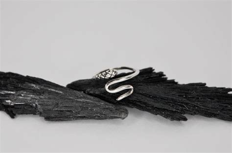 Серебряное кольцо змея — цена 900 грн в каталоге Кольца и перстни Купить аксессуары по доступной