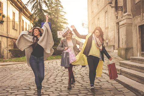 3 최고의 친구 거리에서 실행입니다 젊은 여성의 가장 좋은 친구 거리에서 쇼핑 하 고 3 명에 대한 스톡 사진 및 기타 이미지 3 명 가방 거리 Istock