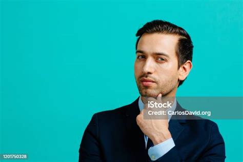 파란색 스튜디오 배경에 고립 된 턱 아래 손으로 생각하는 젊은 기업가 사업가의 초상화 20 29세에 대한 스톡 사진 및 기타 이미지 20 29세 경영자 그루터기 얼굴