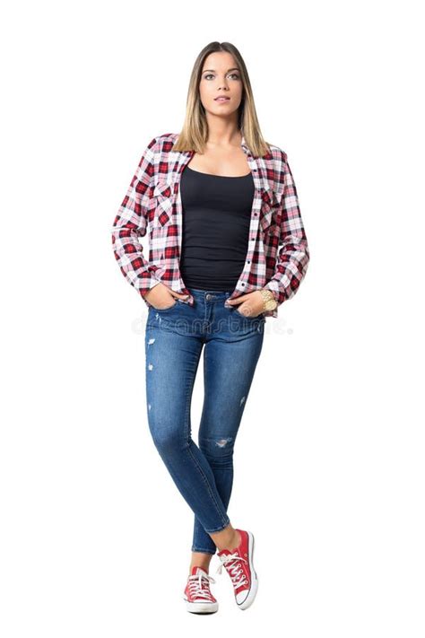 Вид спереди молодой вскользь красивой женщины с руками в карманн смотря камеру Стоковое Фото