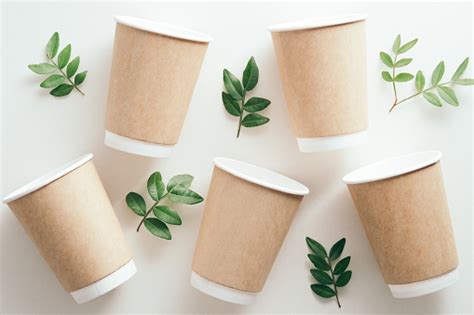 일회용 종이 커피 컵과 녹색 잎 친환경 핫 드링크 용기 탑 뷰 0명에 대한 스톡 사진 및 기타 이미지 0명 공란 광고 Istock
