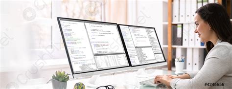 Ing Nieur De Codeur Utilisant Plusieurs Moniteurs Stock Photo