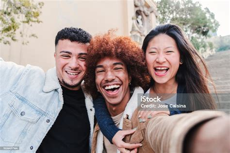 행복한 십대 친구들이 웃고 셀카 초상화를 찍는 것을 즐기는 초상화를 닫습니다 젊은 다인종 사람들이 웃고 야외에 서 있는 카메라를 보고 있다 우정 개념 20 24세에 대한