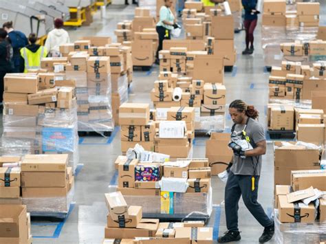 Амазон стана прва компанија што изгубила 1 000 милијарди долари вредност Off