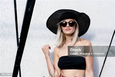 선글라스 모자와 바지를 스트립에에 세련 된 젊은 여자 화려한 옷을 입고 야외 쇼핑 센터에서 쇼핑을 고 컬러 배경 포즈 가방에 대한 스톡 사진 및 기타 이미지 Istock