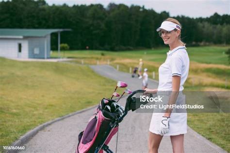 미소 골프 코스에서 골프 장비와 모자와 화이트 폴로에서 여성 골프 선수의 선택적 초점 골프 선수에 대한 스톡 사진 및 기타 이미지 골프 선수 골프 골프장 Istock