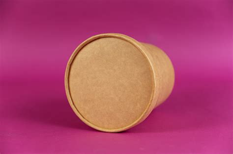 가져갈 음식 컬러 배경과 반대쪽 뚜껑이있는 닫힌 원통형 종이 용기 수프 아이스크림 국수 또는 기타 음식을위한 갈색 식품 용기 0명에 대한 스톡 사진 및 기타 이미지 Istock