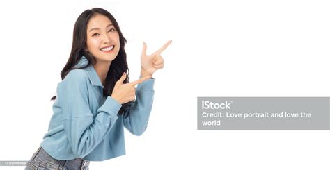 아름다운 젊은 아시아 여자는 공간을 복사하고 미소 얼굴과 행복한 예쁜 여자와 카메라를보고 만족스러운 제품처럼 행동 흰색 배경에 고립 된 광고에 사용 20 29세에 대한 스톡