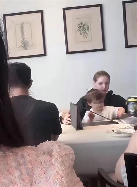 偶遇撒贝宁一家用餐，妻子李白细心照顾女儿，3岁女儿漂亮像妈妈腾讯新闻