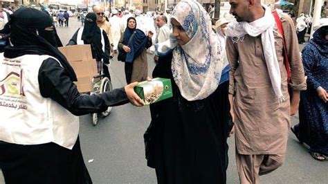 بالصور هكذا تخدم سعوديات زوّار بيت الله الحرام
