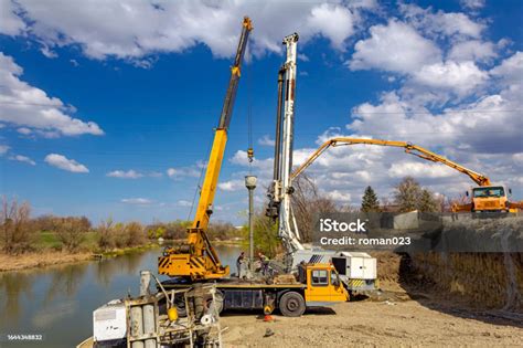 이동식 크레인과 트럭 펌프가 교량 기초에 신선한 콘크리트를 붓고 있다 이동식 크레인에 대한 스톡 사진 및 기타 이미지 이동식 크레인 강 개성 개념 Istock