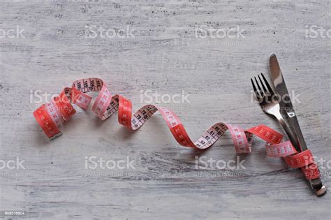 점심 측정 테이프 및 포크 및 칼 흰색 나무 배경에서 규정식 조리법 요리 개념 다이어트 이미지 0명에 대한 스톡 사진 및 기타 이미지 Istock