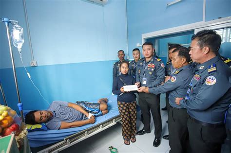 Msjtv News ក្រុមការងារ អាវុធហត្ថរាជធានីភ្នំពេញ នាំយកអំណោយចុះសួរសុខទុក្ខ គ្រួសារសមាជិក