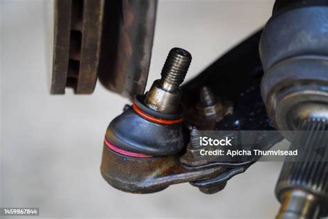 디스크 브레이크와 볼 조인트가있는 프론트 액슬의 왼쪽 구동축 서비스 센터가 차고의 구동축을 교체하고 있습니다 0명에 대한 스톡