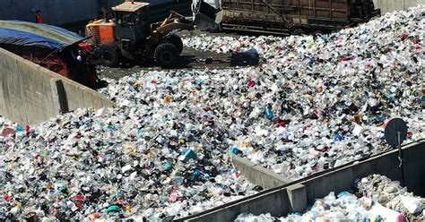 가득 쌓인 플라스틱 폐기물과 폐비닐