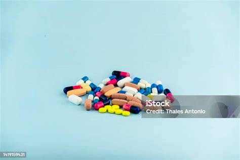 화려한 알약 의약품 파란색 배경에 쌓인 알약의 간단한 더미 0명에 대한 스톡 사진 및 기타 이미지 0명 건강관리와 의술 건강한 식생활 Istock