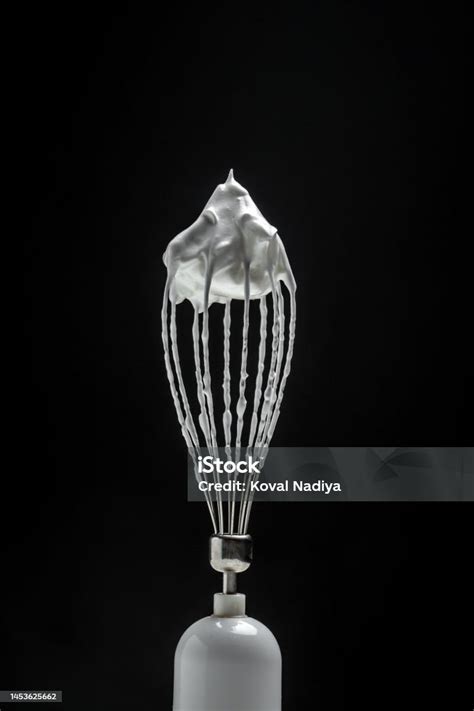 크림색 흰색 생 머랭으로 계란을 휘젓는 금속 거품기로 검은색으로 분리된 완벽한 봉우리 휘핑 크림 쿠키 레시피 수직 이미지