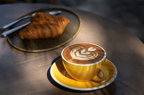 나무 테이블에 크루아상과 창문을 통해 그림자와 아침 햇빛과 라떼 예술과 커피 한 잔 따뜻한 햇빛과 함께 아름다운 식사 0명에 대한 스톡 사진 및 기타 이미지 Istock