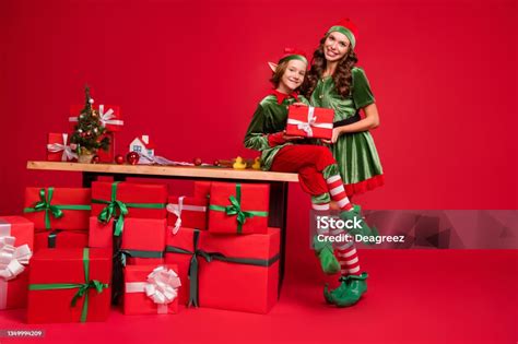 밝은 빨간 색 배경에 고립 된 포옹 공예 선물 상자를 들고 두 매력적인 쾌활한 친구 엘프의 전체 길이 몸 크기 보기 2명에 대한 스톡 사진 및 기타 이미지 Istock