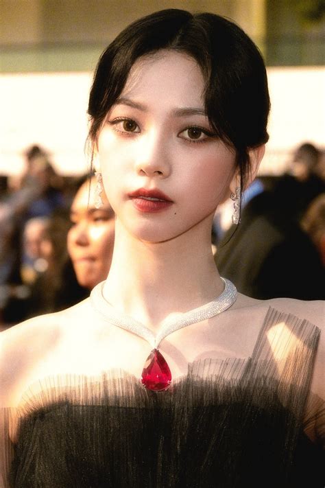잡담 카리나 인스타 보는데 목걸이 진심 개비싸보임 인스티즈 instiz K POP 예능 카테고리