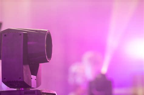 연기 무대 조명에 밝은 빔과 경치 좋은 스포트 라이트 그런 지 벽에 연기와 극장 스포트 라이트 콘서트 조명 배경입니다 0명에 대한 스톡 사진 및 기타 이미지 Istock