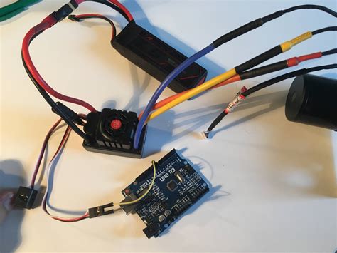 connected battery esc and motor does not power up the arduino