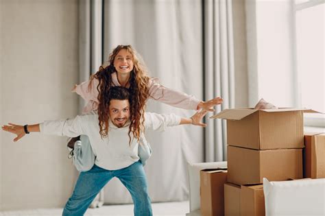 행복한 젊은 가족 부부 남자와 여자는 새로운 부동산 집 아파트로 골판지 상자를 옮긴 후 놀고 즐깁니다 쥠에 대한 스톡 사진 및 기타 이미지 Istock