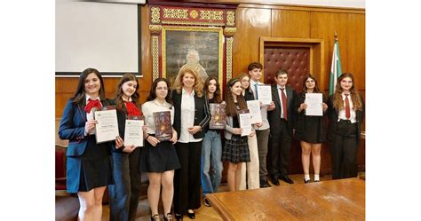 Илияна Йотова награди участници в Националния ученически конкурс „Моите родови корени от