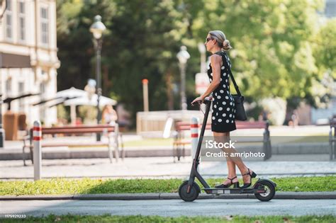 이동 중에도 비즈니스 여름 날에 도시에서 전기 푸시 스쿠터에 여자 거리에 대한 스톡 사진 및 기타 이미지 거리 건강한 생활방식 경영자 Istock